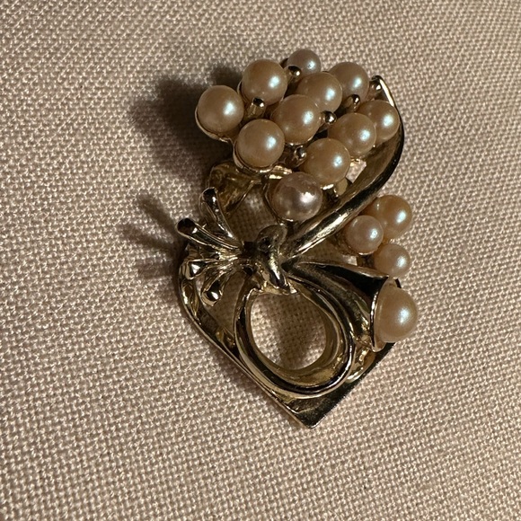 Source Unknown | Jewelry | Vintage Dress Clip Gold And Pearl Beautiful Design Excellent Bridal ...